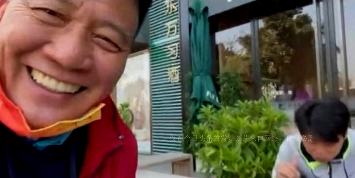 Wan Ziliang was suspected of suffering from dementia. He was squatting ...