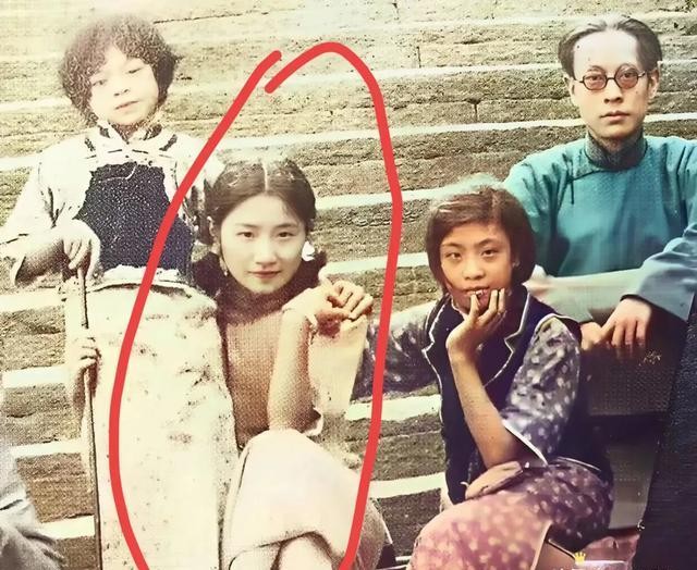 It is rare to see such a pure and beautiful photo of Lu Xiaoman. No wonder so many talented men ...