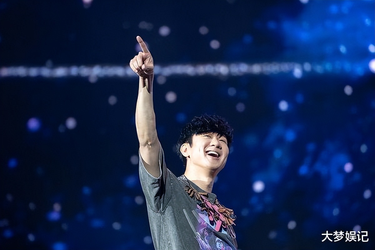 JJ Lin shook hands at the concert and took away the fan Cartier ring ...