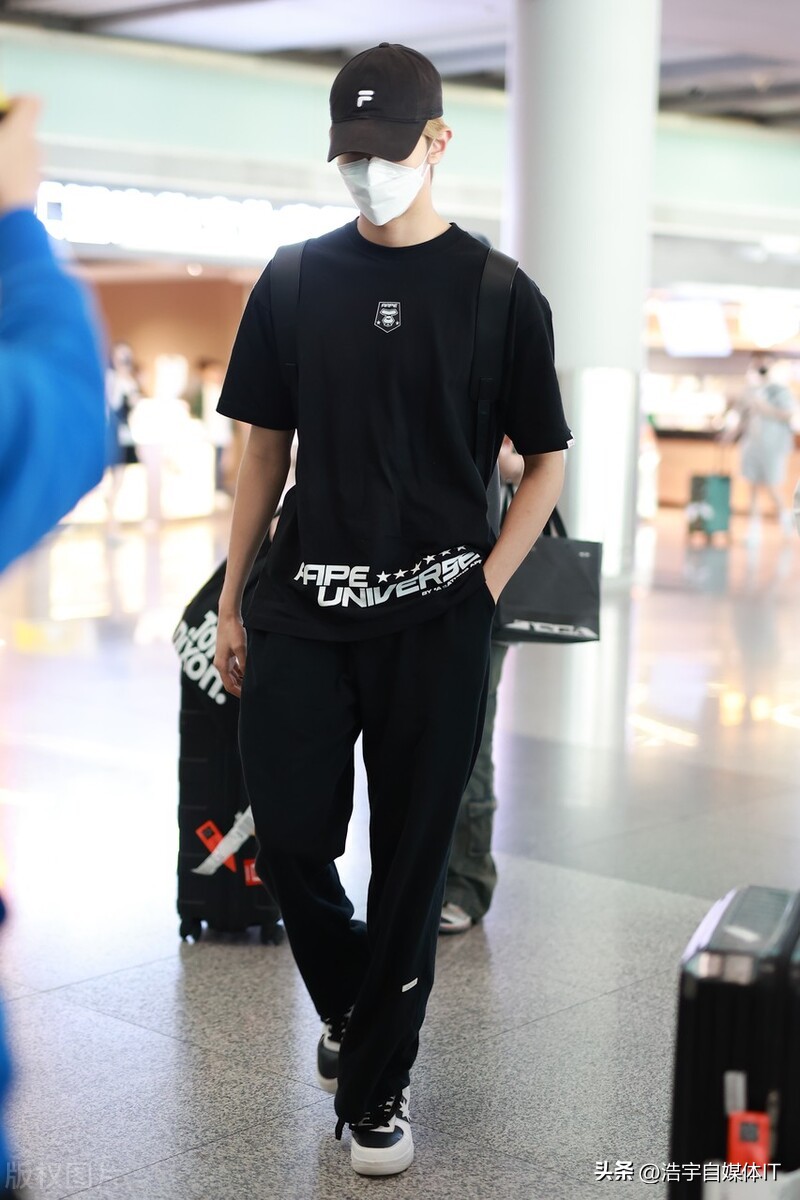 Zhao Rang with blonde hair and All Black attire appeared at Beijing ...