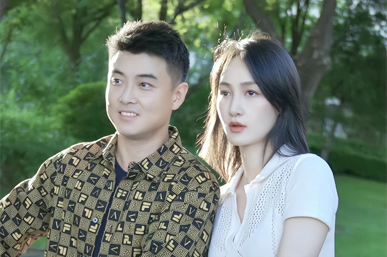 Wang Hao's beautiful wife shows off her long legs again!Dressed in black with outstanding ...