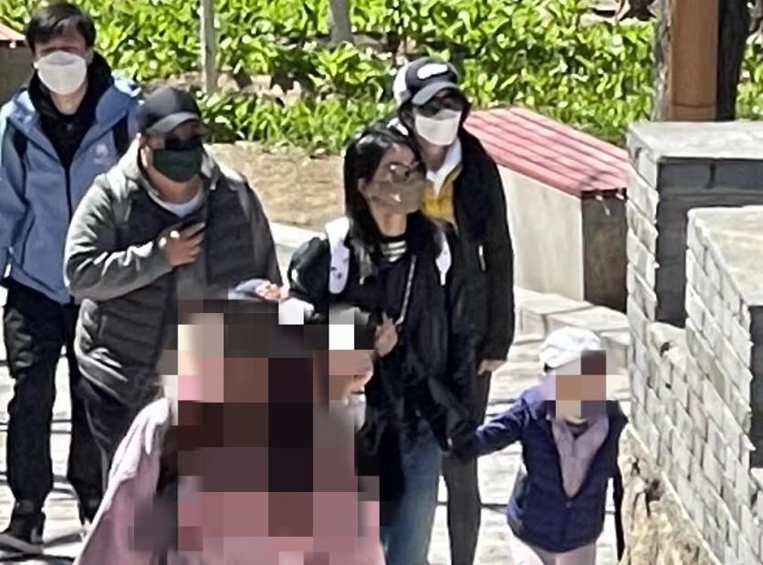 Huo Qigang's family climbed the Great Wall and took the ropeway, Guo ...