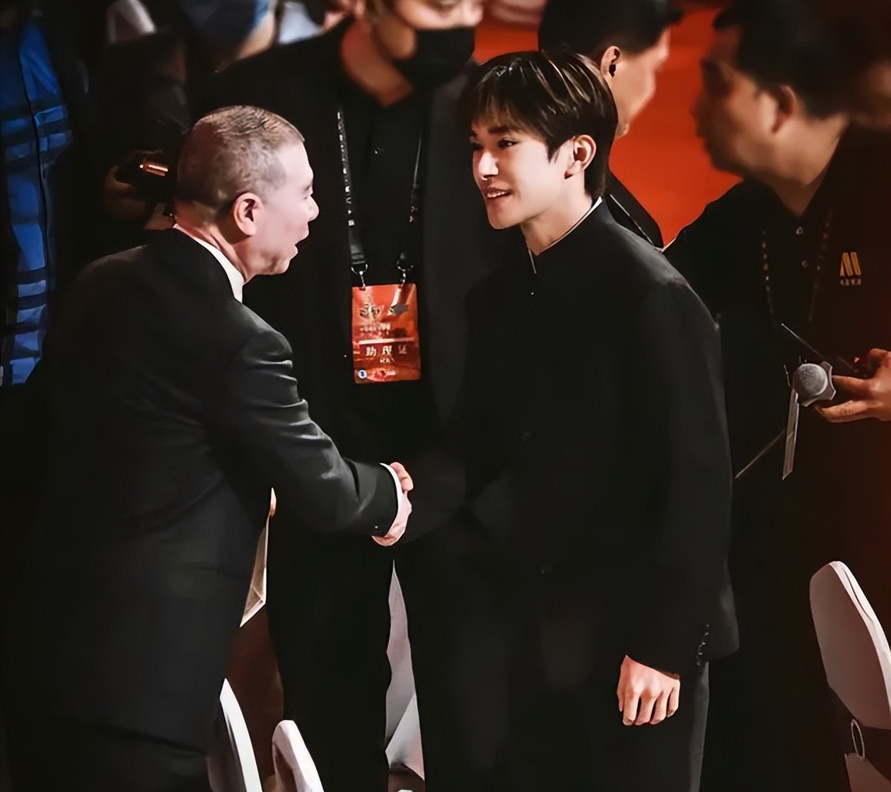 Yi Yang Qianxi ran with him again? A handful of melon seeds robbed an ...