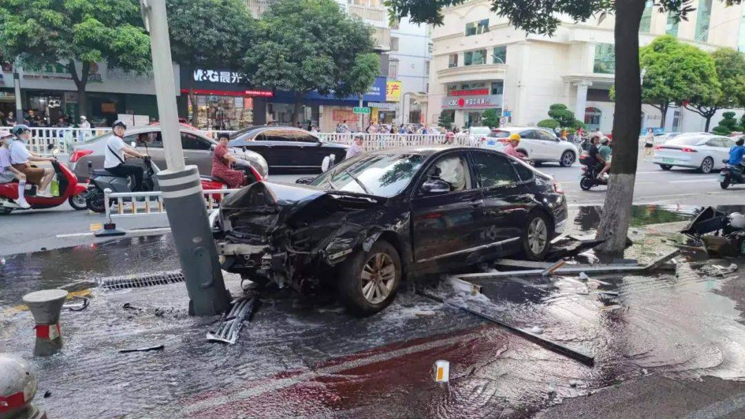 Another accident of stepping on the accelerator by mistake, how to ...