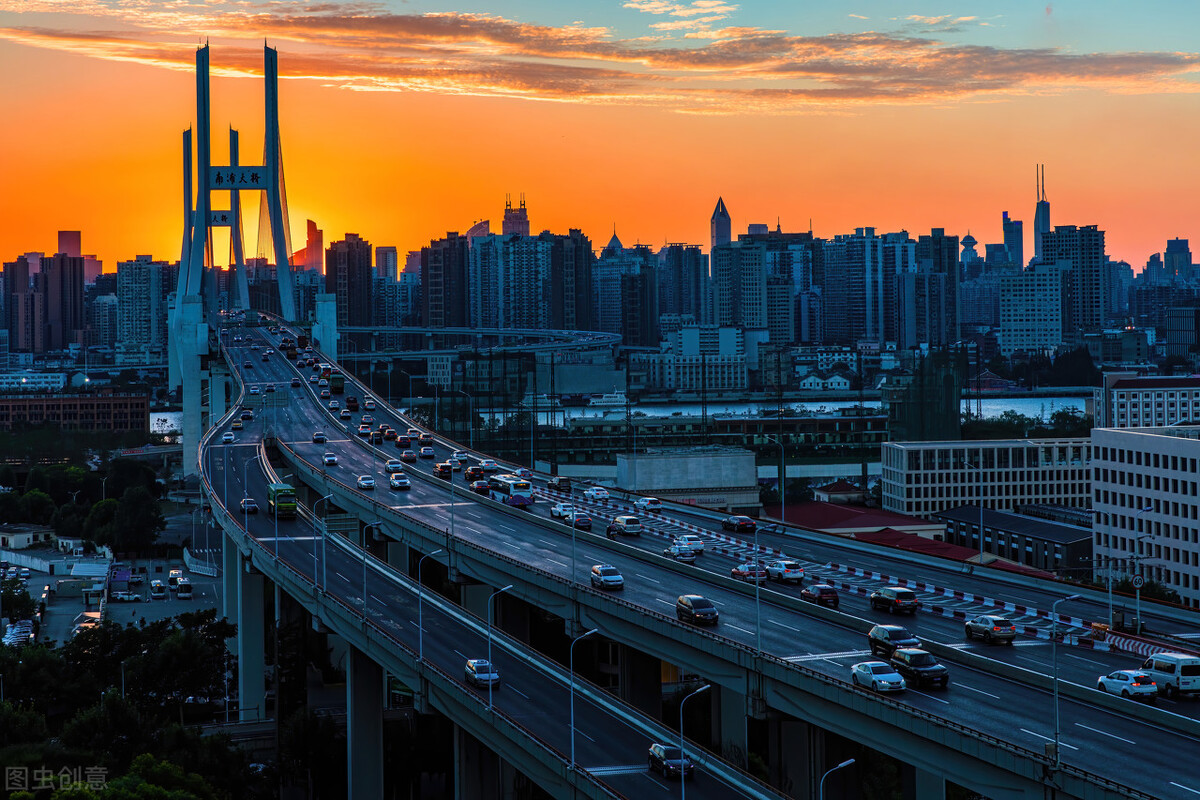 Board the Nanpu Bridge - iNEWS
