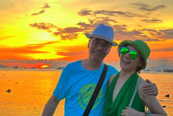 Fan Ming and his wife travel, 62-year-old Li Ling wears a backless ...