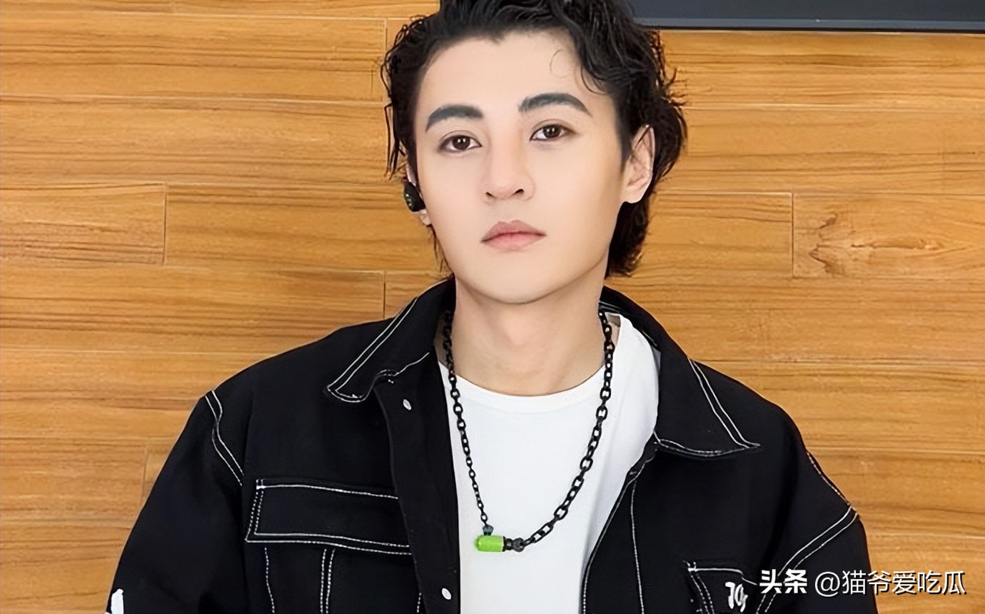 "The Story of Tang Dynasty" Liu Shiba plays: one person plays triplets ...