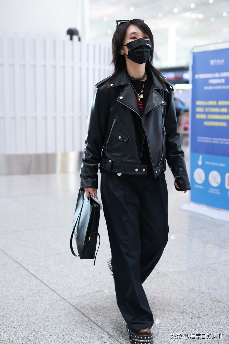 Zhao Meng appeared at the Beijing airport in all black LOOK full of ...