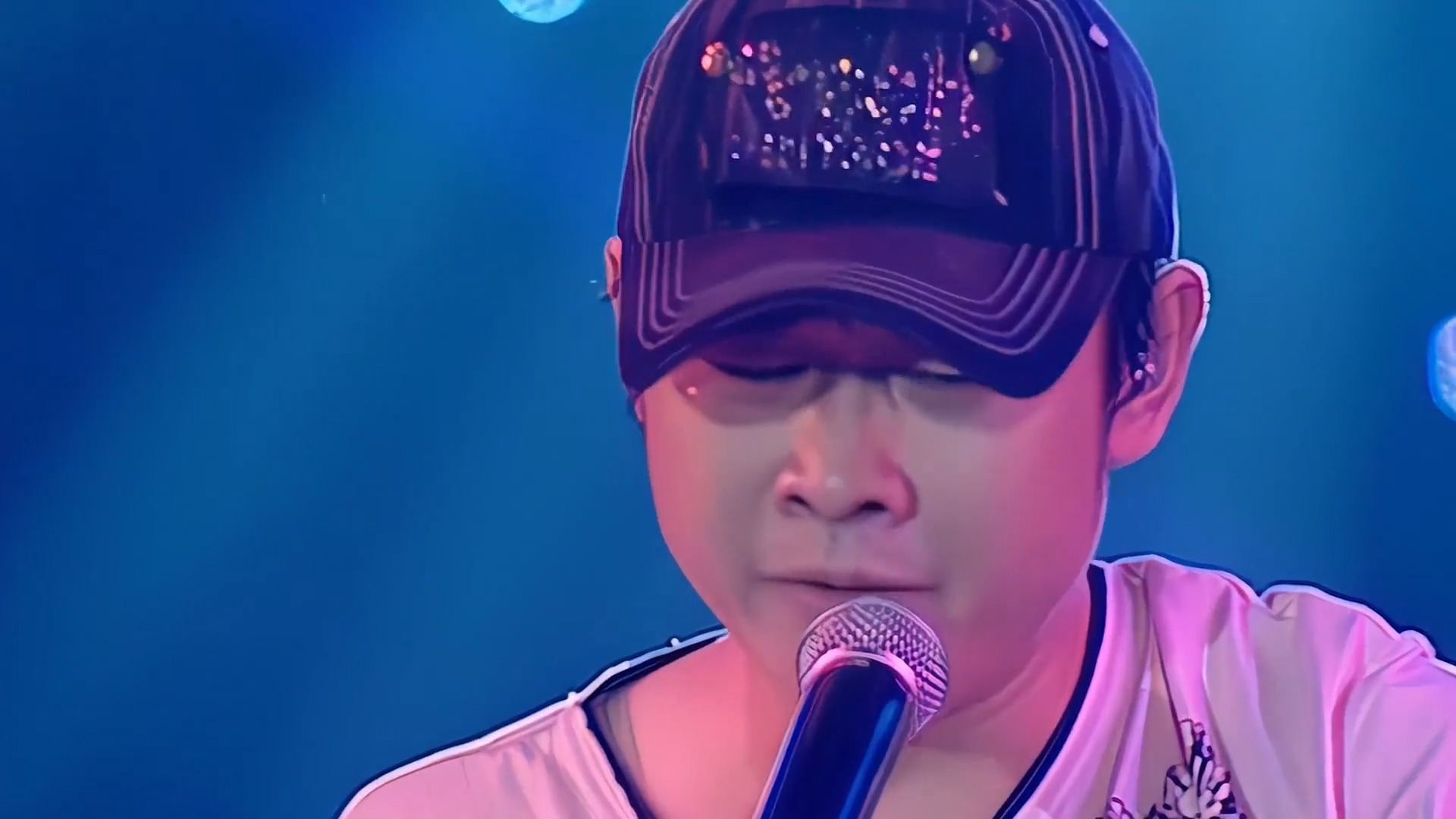 Na Ying couldn't sit still, and used her child as a "shield" to ignore ...