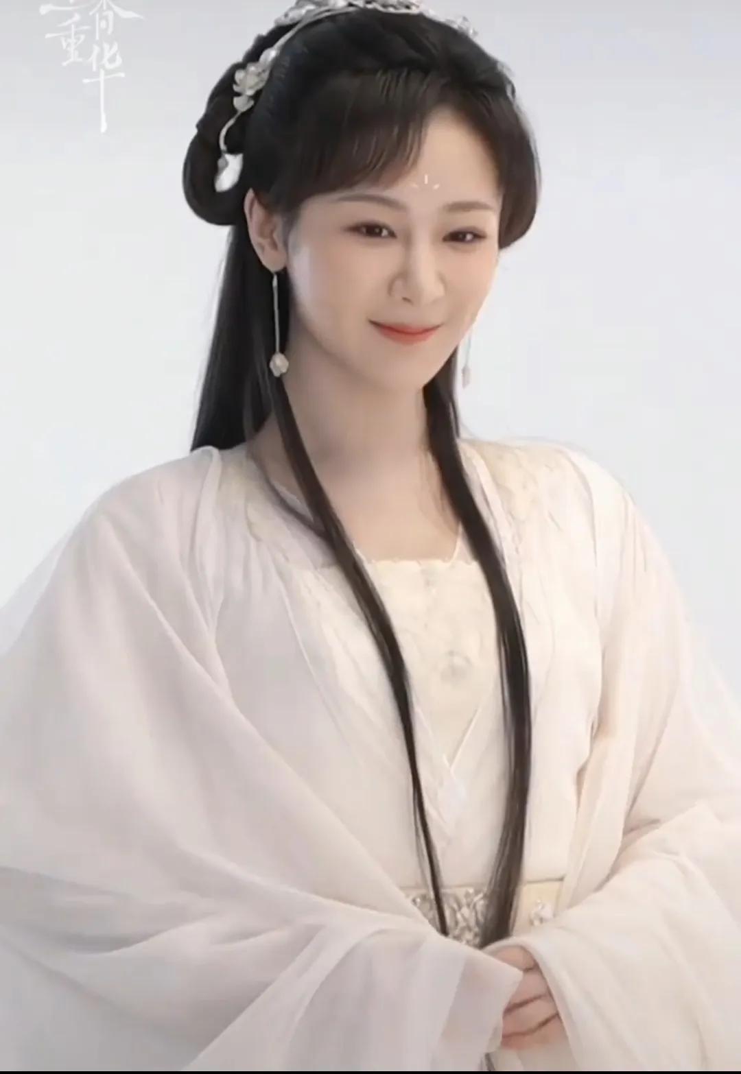 Yang Ziyan's pale costume is so beautiful - iNEWS