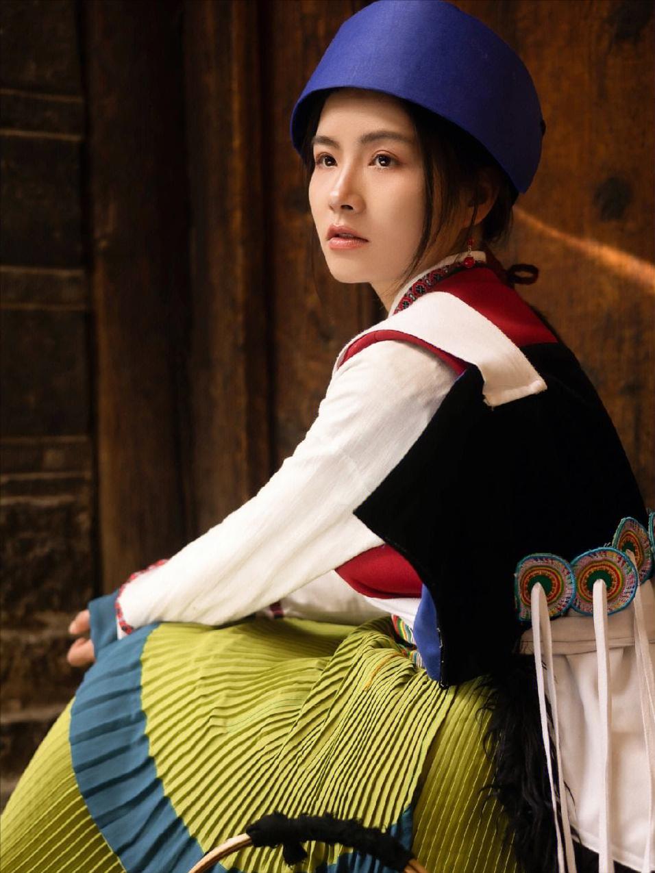 The colorful costumes of the Naxi nationality——Inheritance and ...