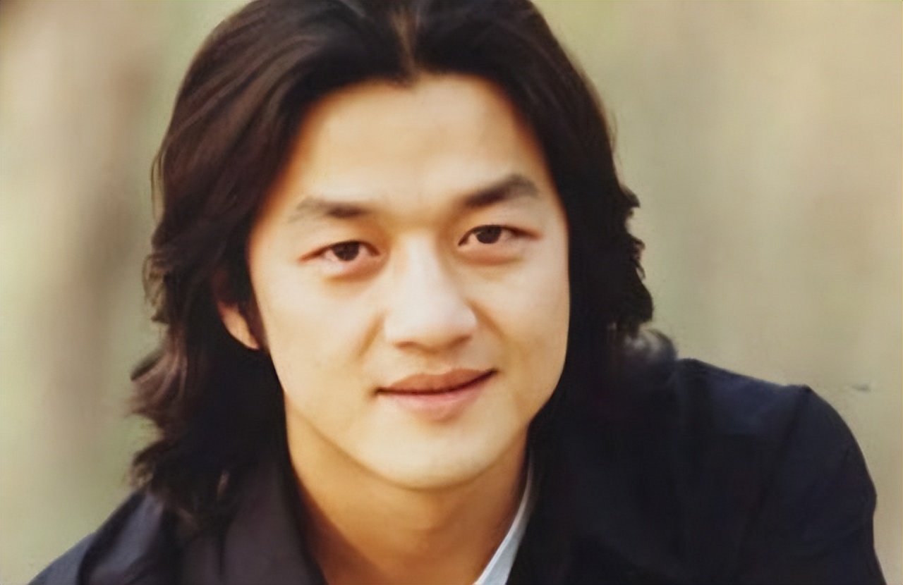 Li Yapeng appeared in the countryside for dinner, drinking 4 yuan beer without a shelf, and his ...