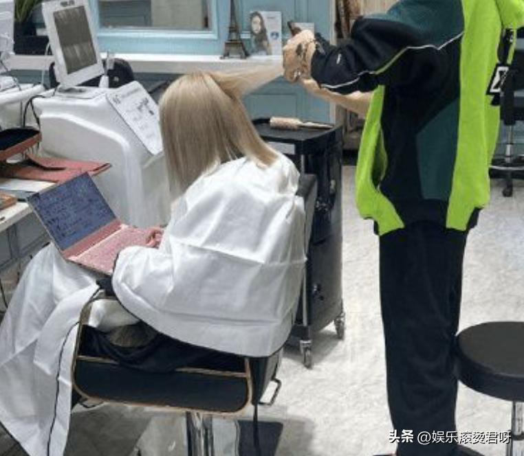 The wall fell and everyone pushed! Huang Duoduo dyed blond hair and was ...