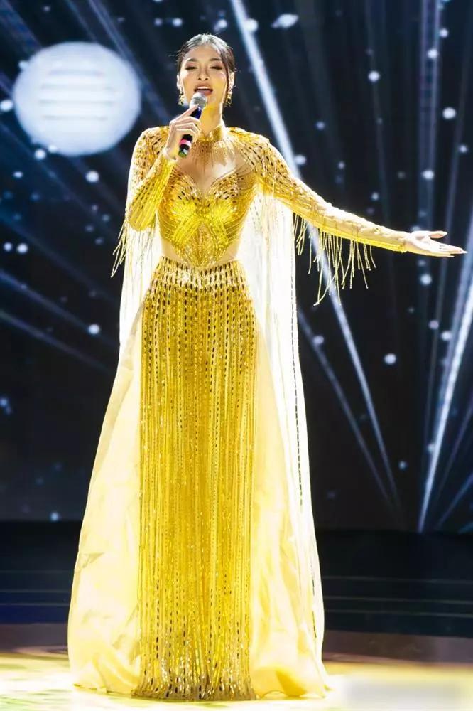 Qiao Luan's golden dress in the 2022 Miss International Finals - iNEWS