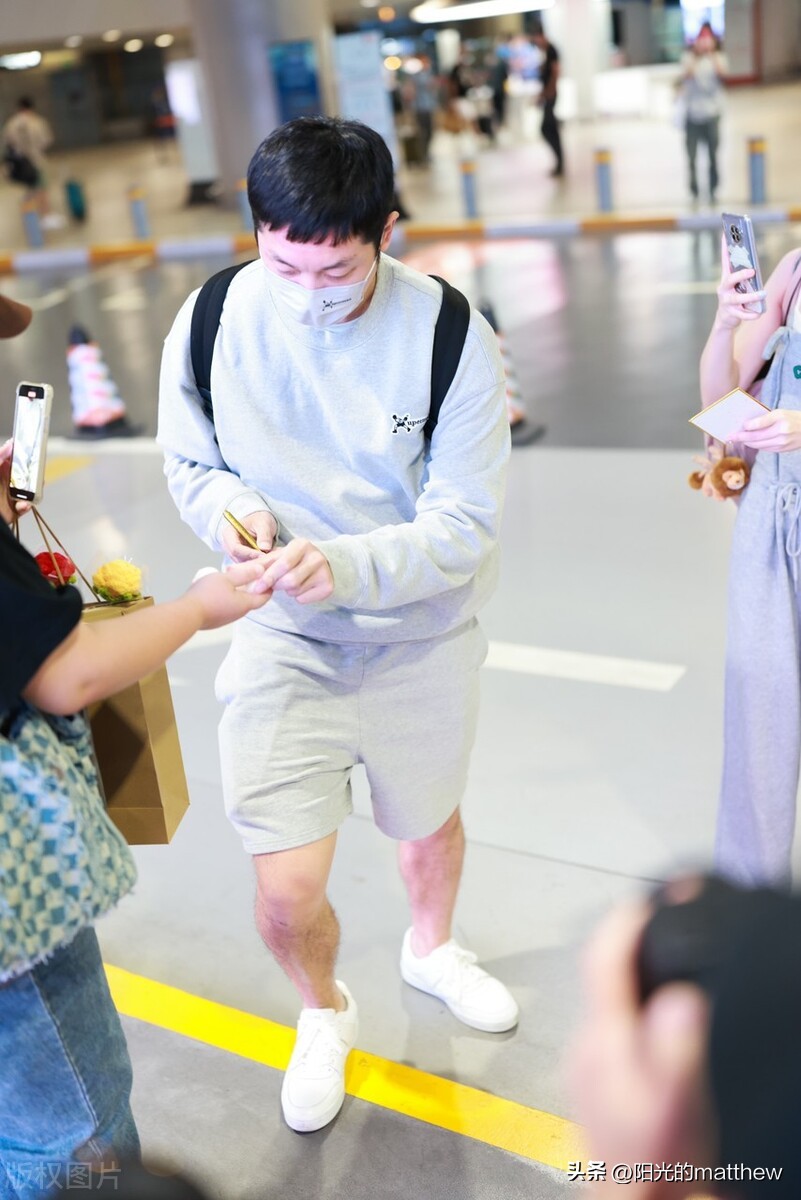 Xu Ting appeared at Shanghai Airport, dressed in casual clothes and ...