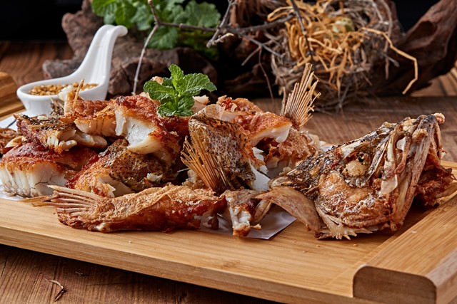 No flour or starch is used, this is the correct way to open fried fish ...