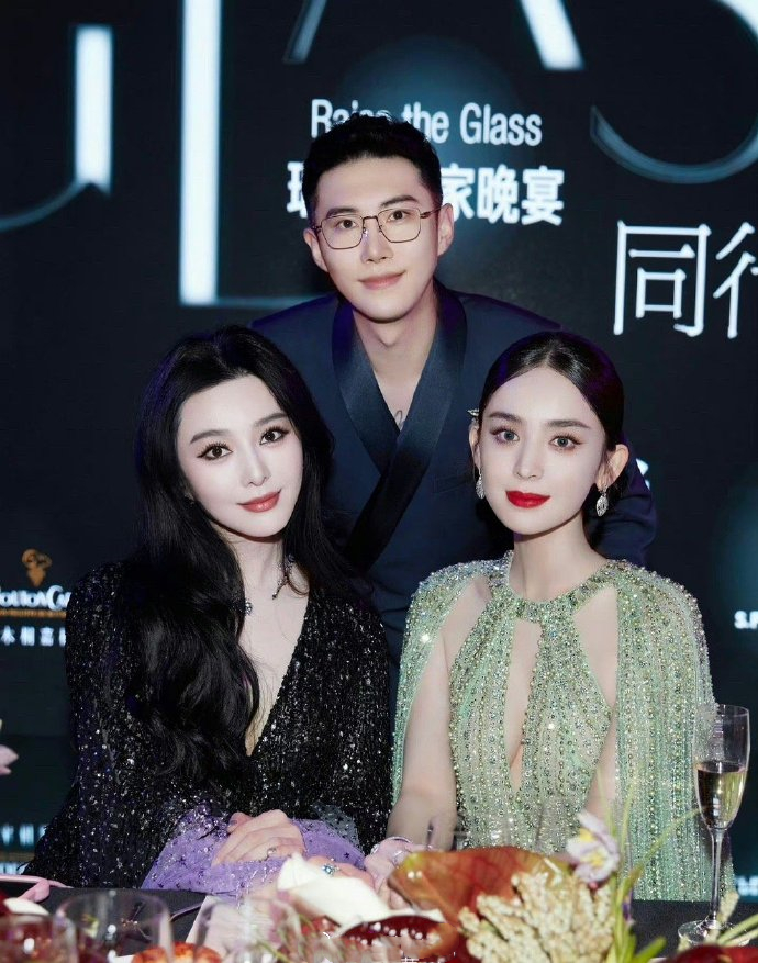 Fan Bingbing and Guli Nazha are in the same frame. The former is ...