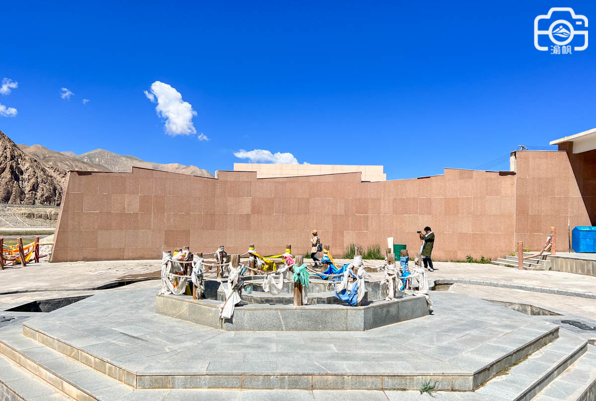 A magical fountain appears in Kunlun Mountain. It is 3,800 meters above ...