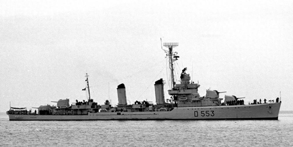 Nine cracks appeared after the warship hit, and the mast antenna ...