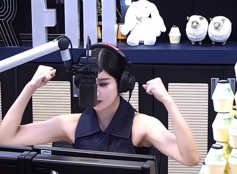 A Korean female star's action of twisting the bottle cap caused heated ...