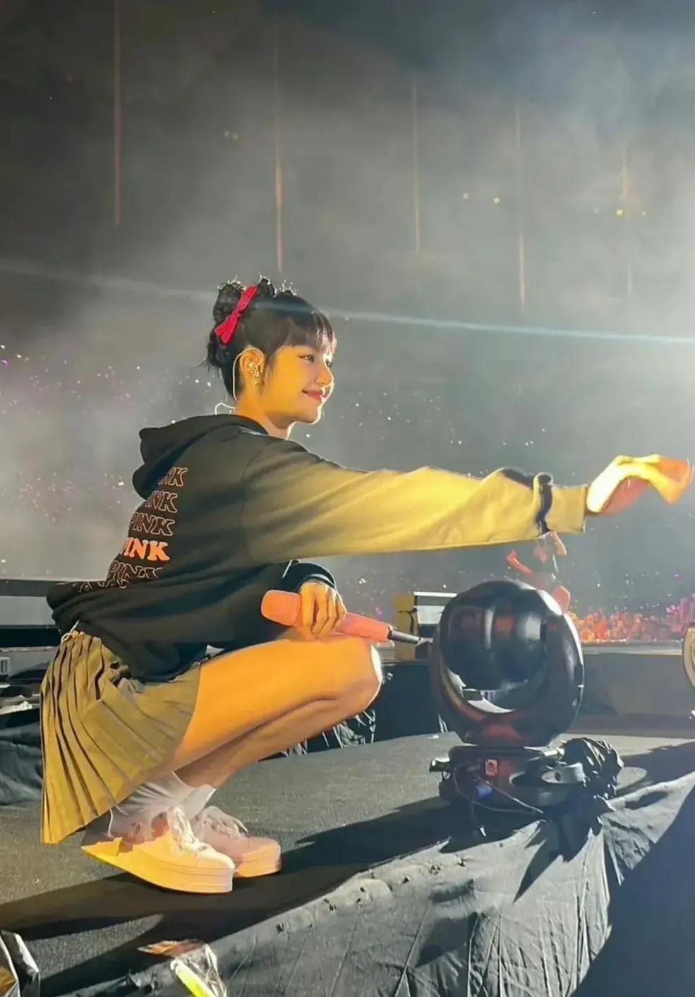 Idol Lisa mistakenly pointed her middle finger, but turned it into a ...