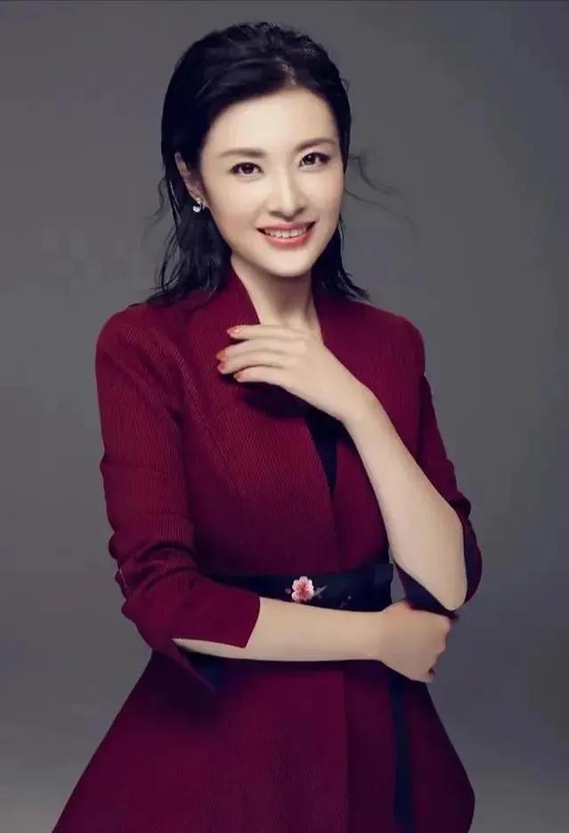 How beautiful is Zhou Tao, CCTV's "Goddess anchor"?(Multi-map) - iNEWS