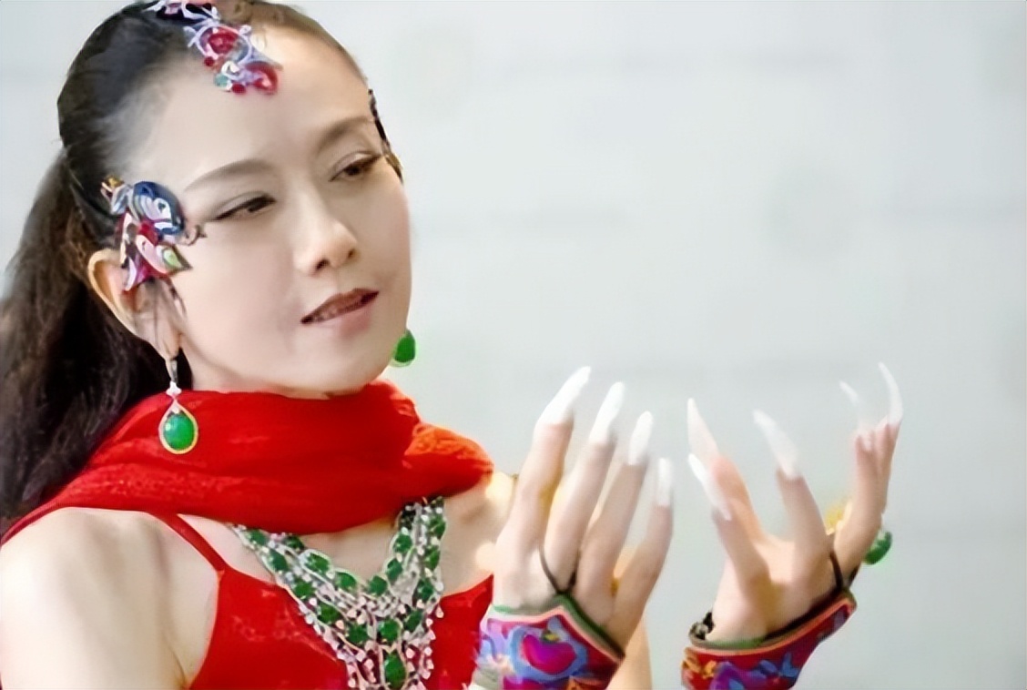 Yang Liping's love affair exposed? The makeup artist posted an intimate ...