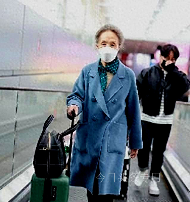 78-year-old Li Guyi and 85-year-old Wu Yanshu walked into the airport ...