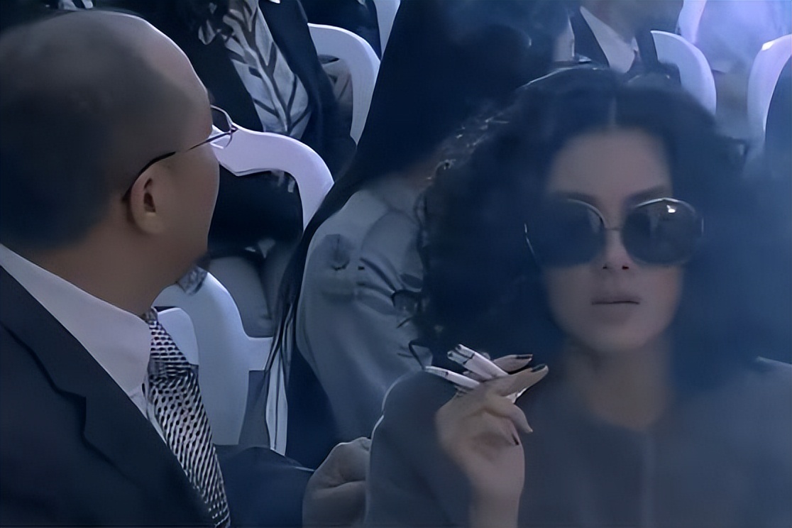 The goddesses who swallow clouds and smoke, Zhang Yuqi uses cigarettes ...