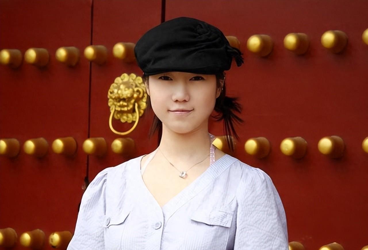 Model Zhang Xiaoyu became popular through photo shoots and is still ...