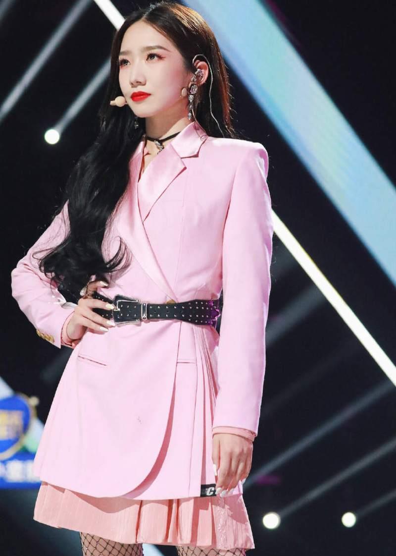 2022 New Year Red Carpet: Zhang Yuqi changed her face and couldn't ...