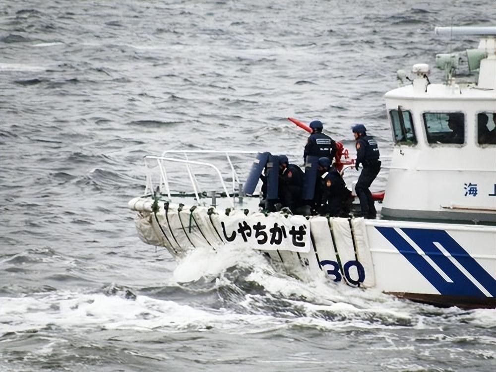 You dare to pass, I dare to stop! A large number of Japanese marine ...