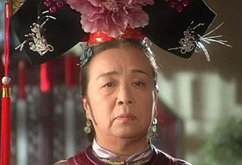 87-year-old Li Mingqi appeared on the street. His gray hair and jacket ...