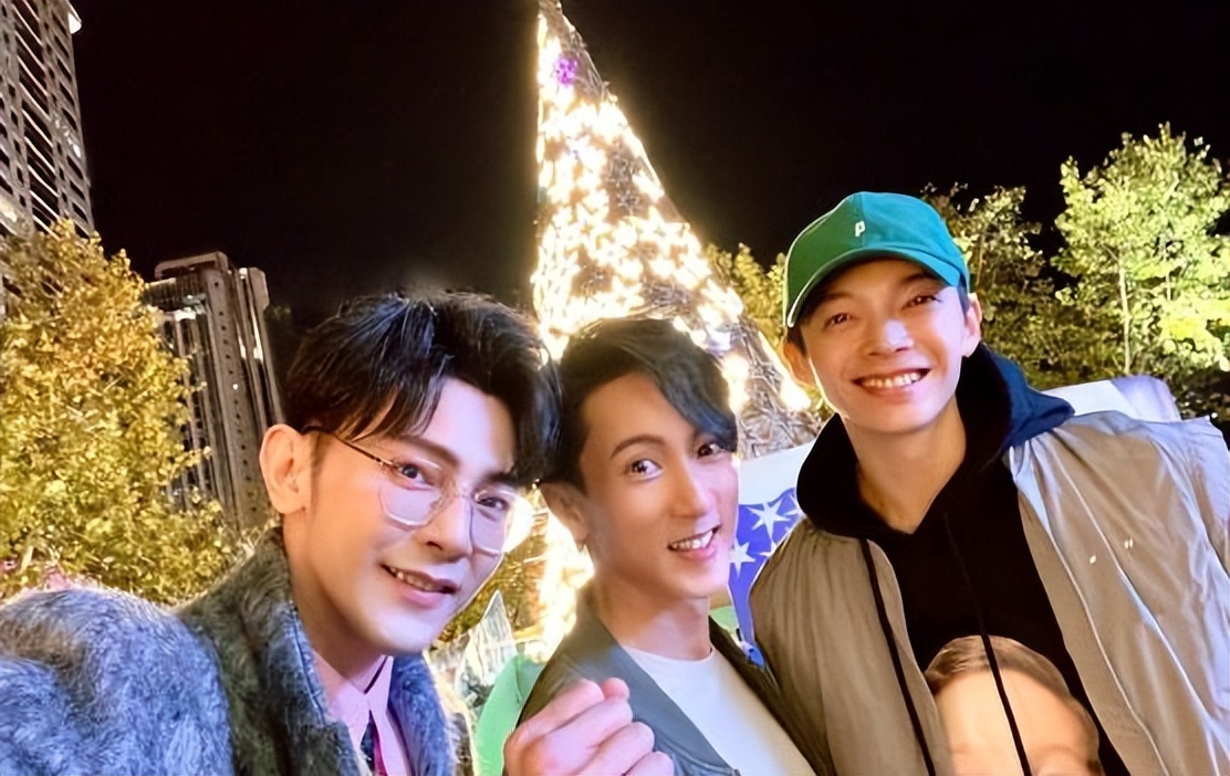 Chen Yiru posted a photo of Fahrenheit Disney 15 years ago, Yan Aaron ...