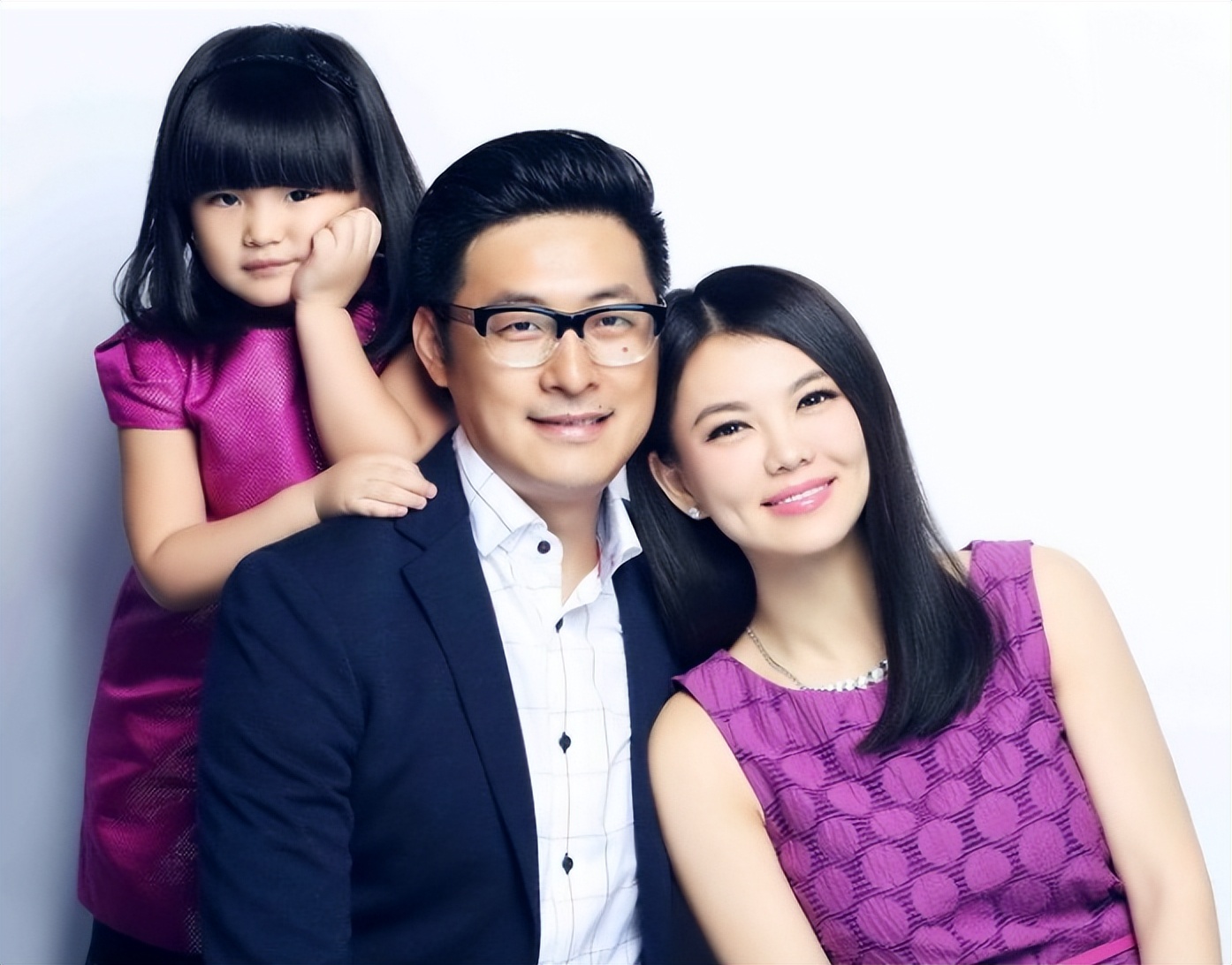 After Wang Shiling left Li Xiang, she put on smoky makeup and ate in ...