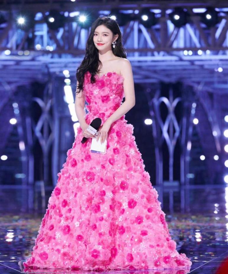 Lin Yun's cross-border host looks so beautiful, wearing a rose red tube ...