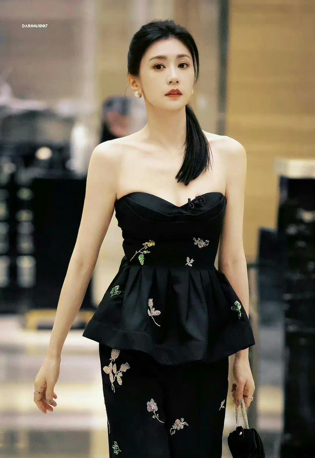 This is a 48-year-old woman? Alyssa Chia's low-cut street shoot dreamed ...