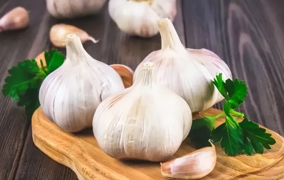 A 59-year-old man insists on eating raw garlic every day for ...