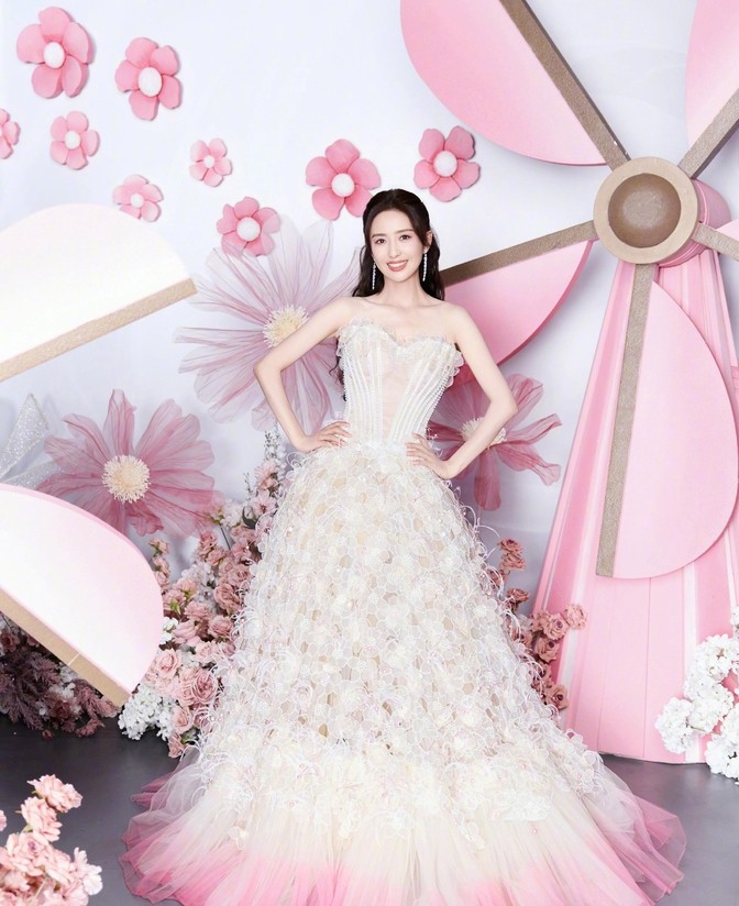 Tong Liya is 41 years old and looks younger! Birthday photos revealed ...