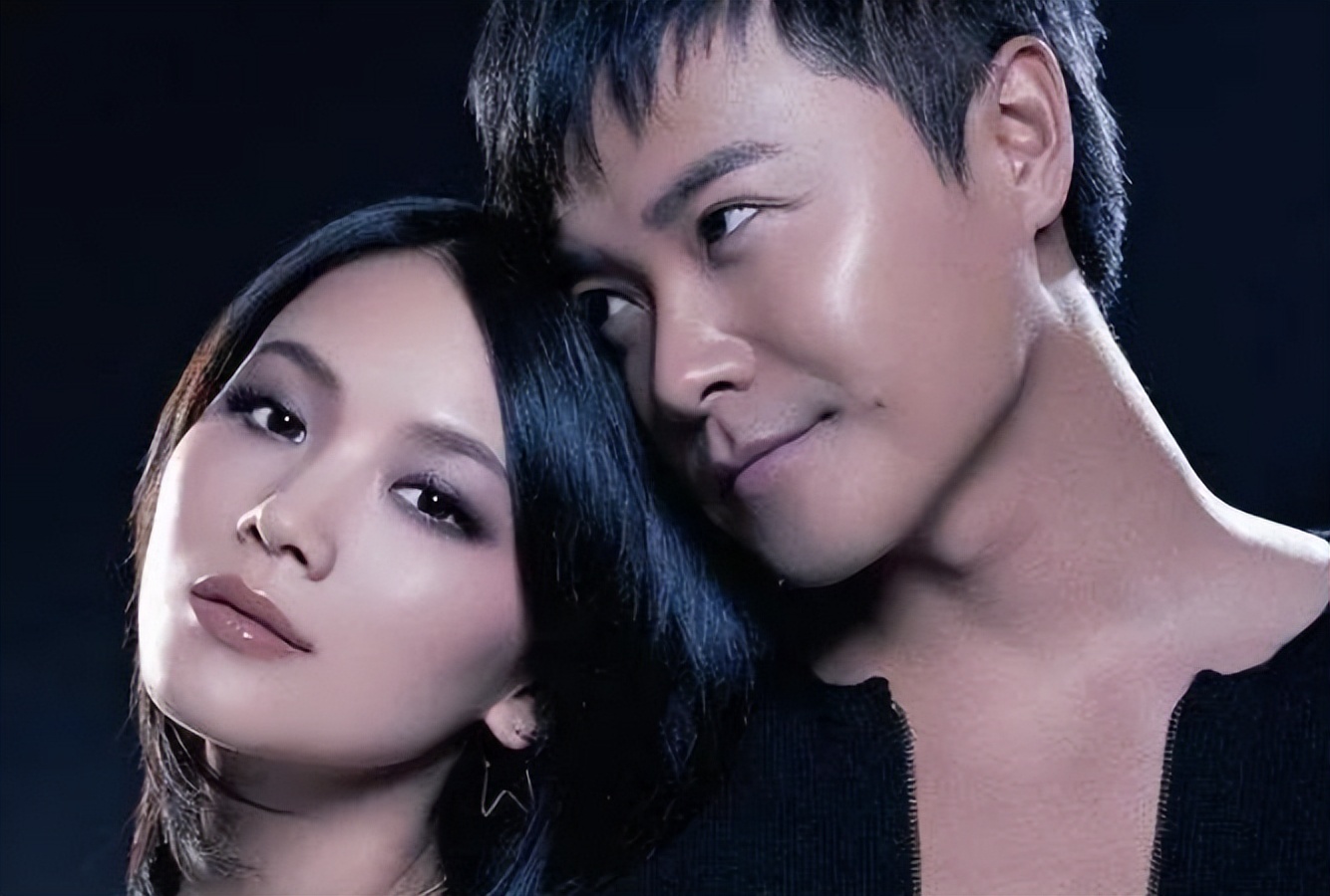 She is Chen Sicheng's ex-girlfriend, she looks exactly like Liu Tao ...