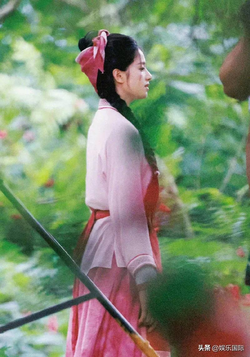 Zhang Jingyis Pastoral Style Ancient Costume Is Simple And Natural