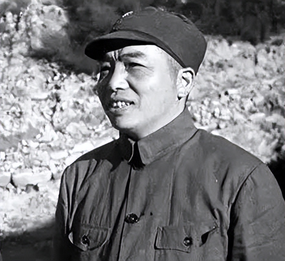 Peng Dehuai and Zhu De played chess in 1953, and Deng Xiaoping watched ...