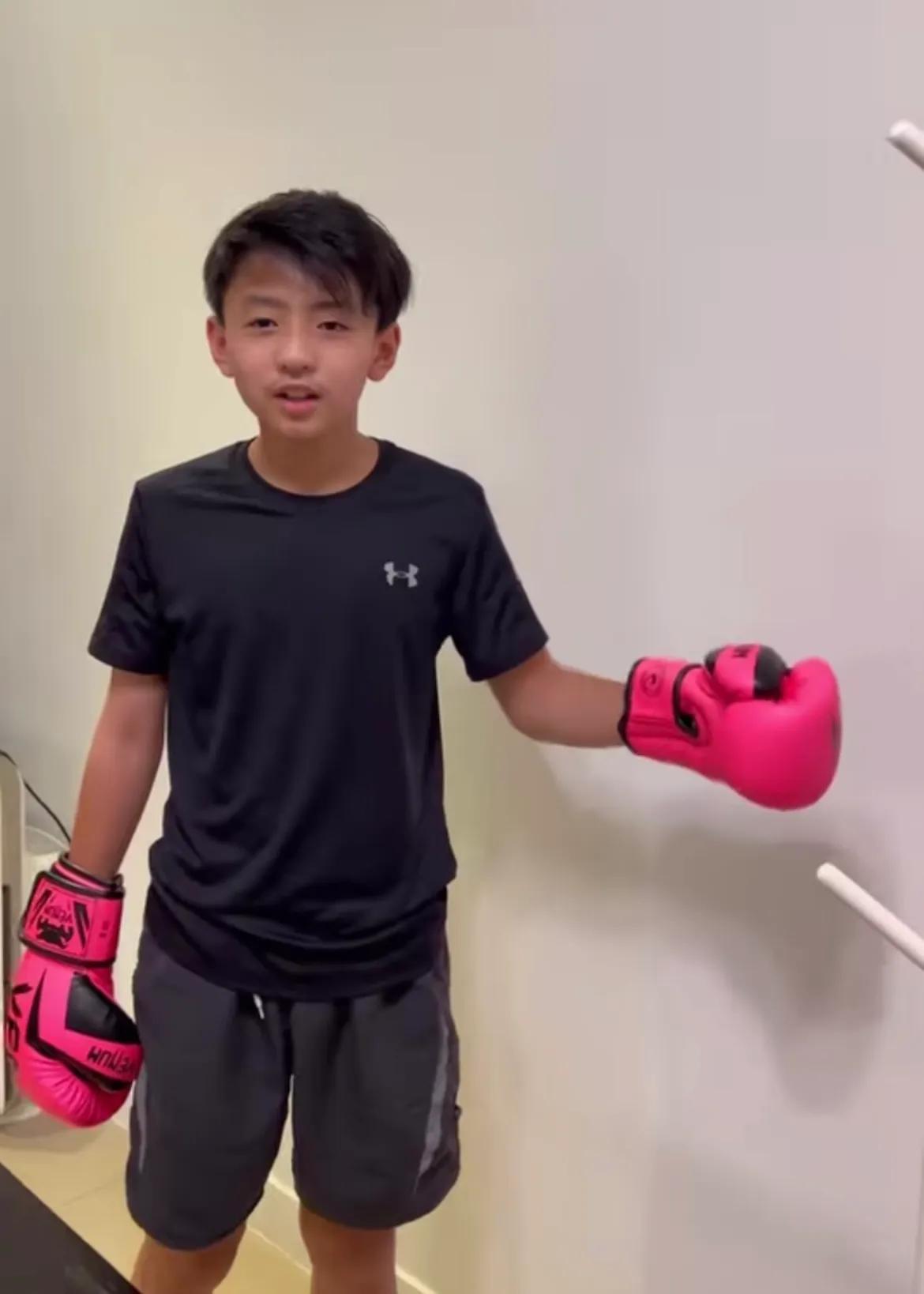 Cecilia Cheung basked in his second son to practice boxing, 12-year-old ...