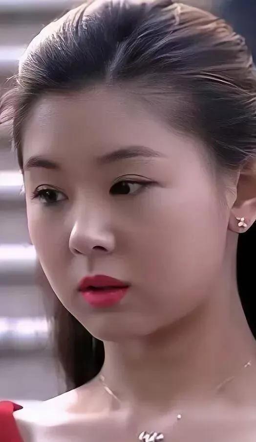 Li Xiaomeng: With a round face and bright eyes, beauty is timeless - iMedia