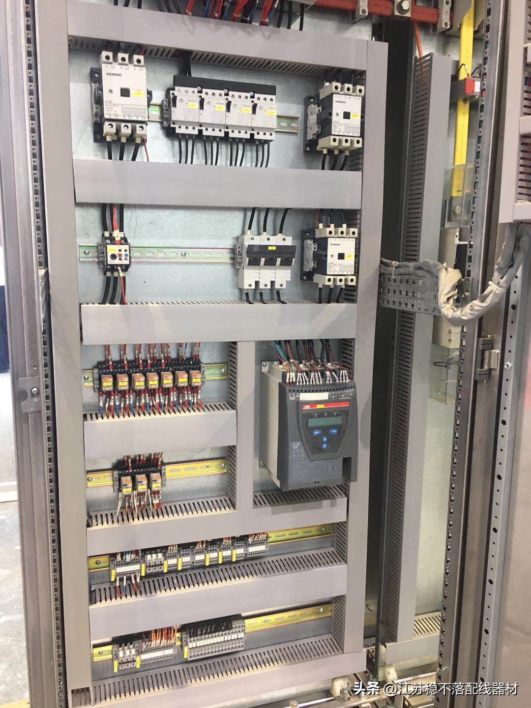 How to arrange the trunking of the distribution cabinet? - iNEWS