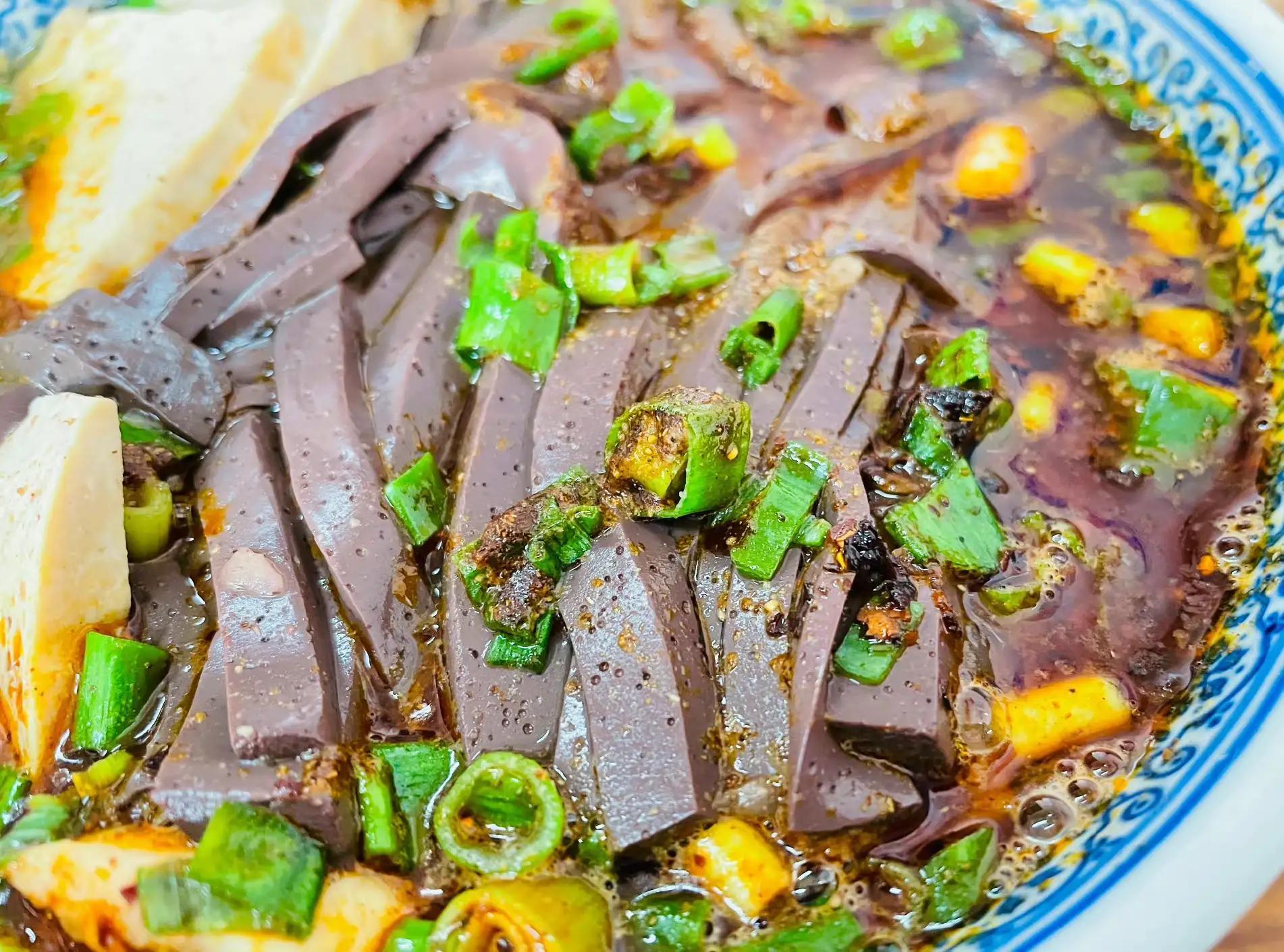 Sheep blood is tender and delicious, and the soup is delicious. Sheep ...