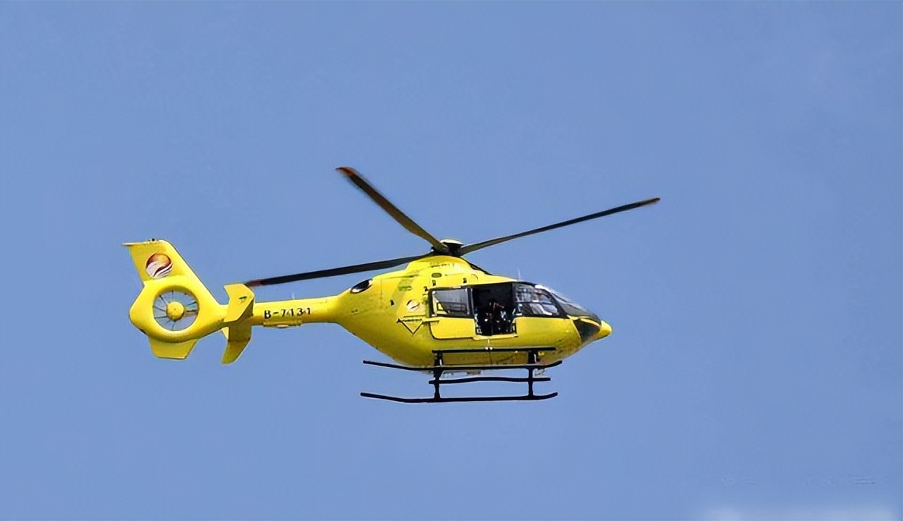 Helicopter hovering in the air, can reach the other side of the earth ...