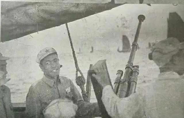 Artillery Huang Yu commanded the local gunboat to blast the Jiang Jun ...