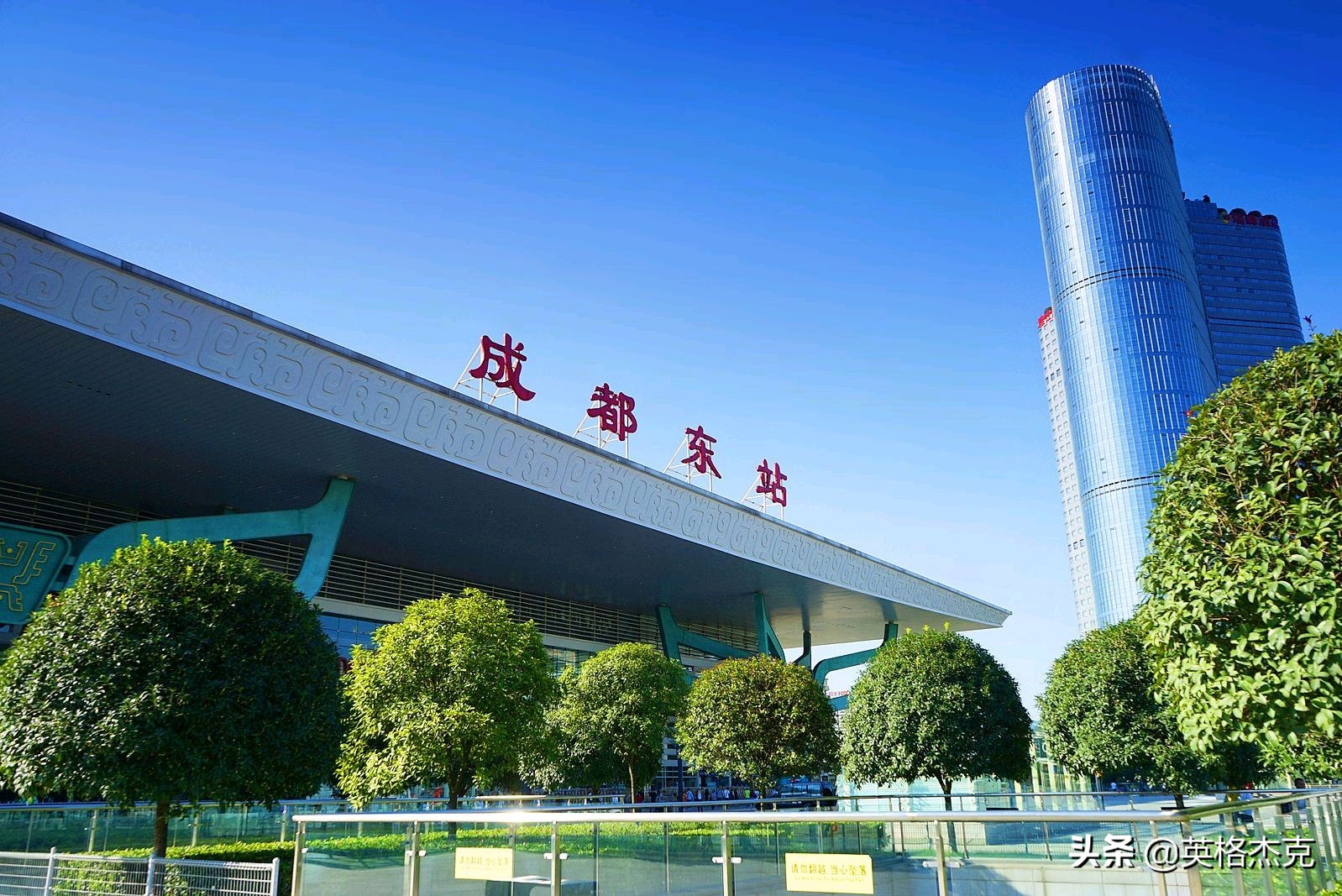 Chengdu East Railway Station in Sichuan, with a huge volume, integrates ...