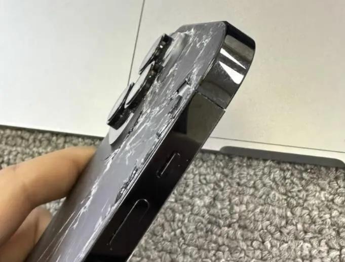 More than 5,000 people bought the war-damaged iPhone 14pro max, fans ...